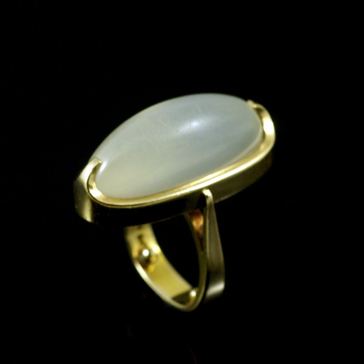 www.Antikvitet.net - Sven Haugaard. Ring i 14k guld med månesten.
