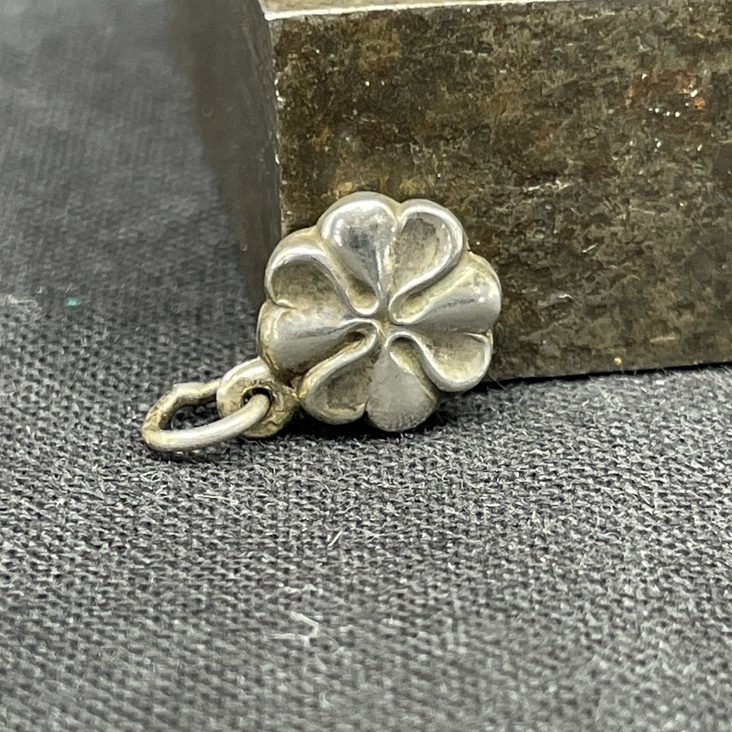 www.Antikvitet.net - Firkløver charms i sølv www.Antikvitet.net - Firkløver charms i sølv